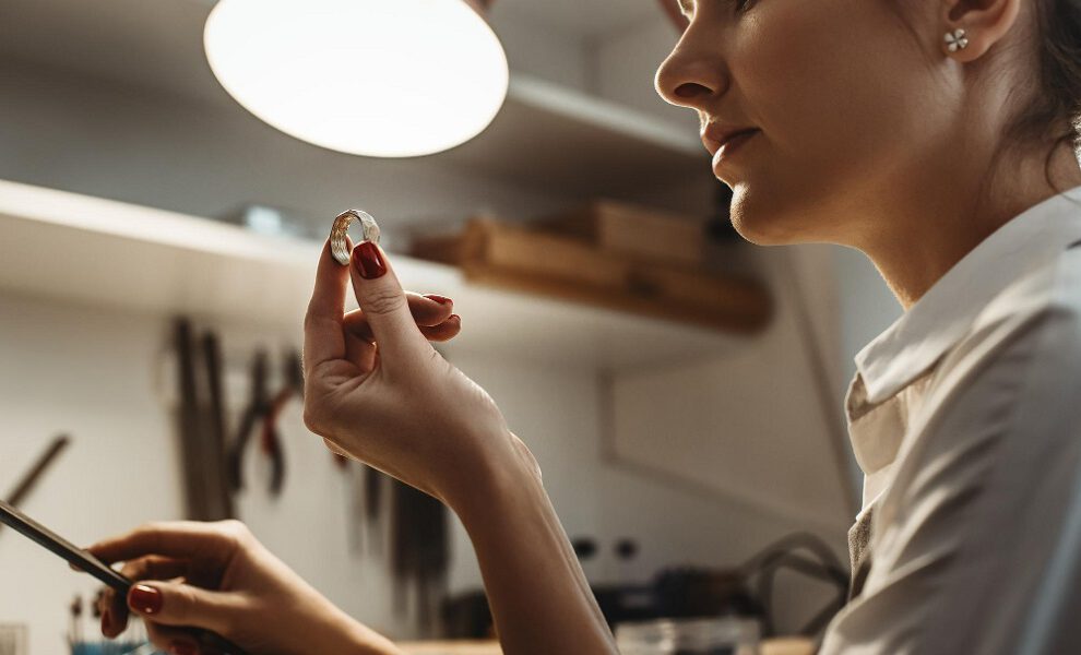 יהלומי מעבדה עגילים: כל מה שעלינו לבחון | Watchdiamond